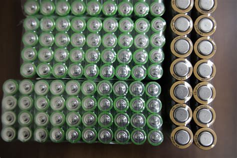 생태 개념 자연 에너지 많은 사용 하거나 새로운 배터리 Piramide 충전식 Aa 누 산 기 행에서 알카라인 배터리를 재활용 금속에 대한 스톡 사진 및 기타 이미지