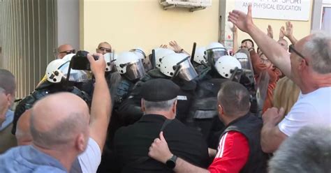 Судир меѓу полицијата и демонстрантите пред Факултетот за физичко