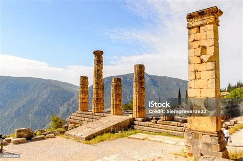 델파이 그리스 산 파에 고고학 사이트에서 아폴로 사원 델파이 아폴로 성소에서 Oracle에 의해 유명 유네스코 세계 유산 0명에 대한 스톡 사진 및 기타 이미지 Istock