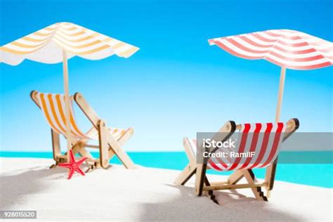 바다와 하늘 복사 공간에 의해 모래 해변에서 우산 아래 두 명의 태양 Loungers 0명에 대한 스톡 사진 및 기타 이미지 0명 갑판 의자 고독 부정적인 감정 표현
