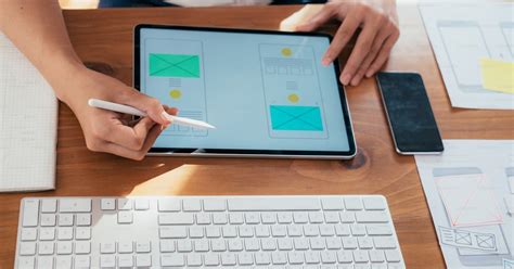 웹 디자이너 Ux Ui 디자이너는 모바일 애플리케이션 사용자 인터페이스를 디자인합니다 창의적인 계획 응용 프로그램 개발