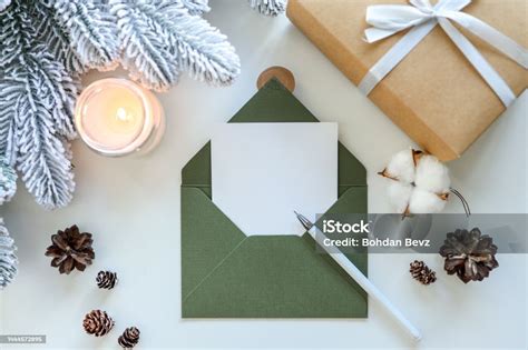 크리스마스 카드 플랫 레이 현대 인사말 카드는 흰색 배경에 크리스마스 장식으로 구성을 조롱합니다 텍스트를 위한 공간이 있는 빈