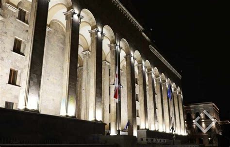 საბჭოთა ოკუპაციის დღესთან დაკავშირებით პარლამენტის სასახლეზე სახელმწიფო დროშა დაეშვა Adjara Tv