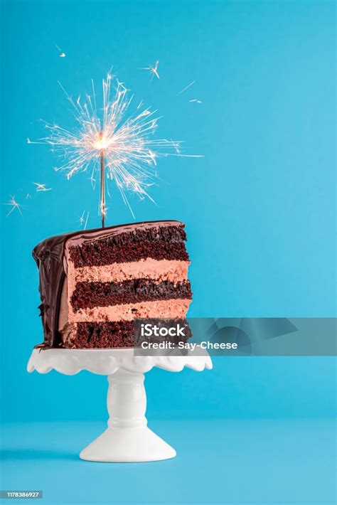 스파클러와 초콜릿 케이크 조각 파란색 배경에 생일 케이크 스파클러 폭죽에 대한 스톡 사진 및 기타 이미지 스파클러 폭죽 유색 배경 0명 Istock