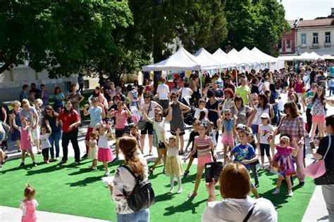 С приказни герои и много забавления започна детският празник „Усмивка