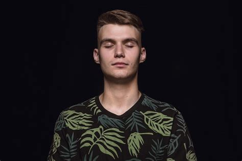 Close Up Retrato De Joven En Estudio Negro Foto Gratis