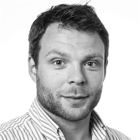 Michael Lindgren Sara Michel Beim Schnitzen Von Holzfigurn Im