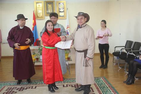 Ажил үйлсээрээ манлайлсан иргэд шагналаа гардан авлаа