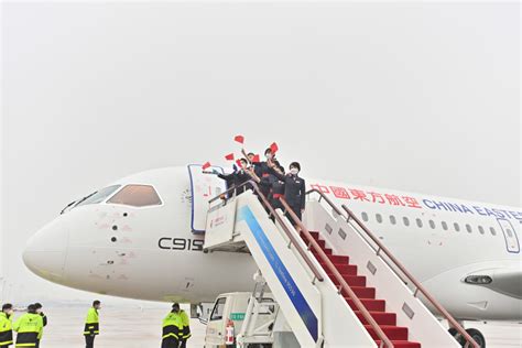 东航全球首架C919圆满完成交付后首飞落地机组和嘉宾共同庆祝 腾讯新闻
