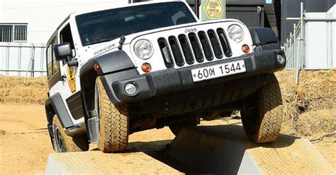 사진 지프 어번 익스피리언스도심 한가운데서 신나는 오프로드 주행을