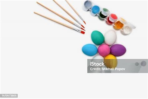 다채로운 상징적 부활절 달걀과 텍스트를 위한 복사 공간이 있는 흰색 배경의 붓 인사말 카드 크리 에이 티브 핸드메이드 Diy 공예 밝은 아이디어 휴일 개념 준비 0명에 대한