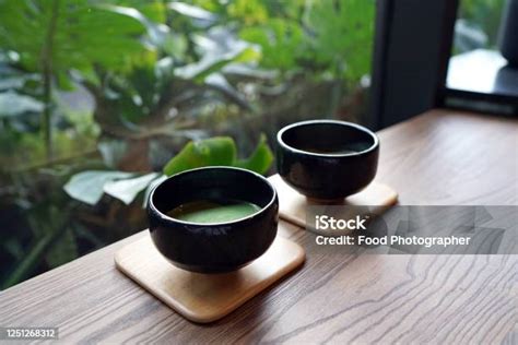 핫 말차 나무 테이블에 녹차 라떼 한 그릇과 복사 공간 전통 일본 음료 0명에 대한 스톡 사진 및 기타 이미지 0명 건강한 생활방식 건강한 식생활 Istock