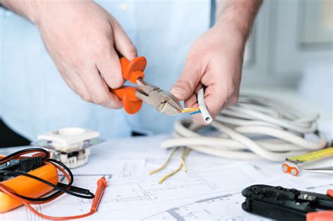 남자 집에서 전기 프로젝트를 만드는 수리공 수리 계획 도면 다이어그램 아파트 건물의 전기화 계획 장치 액세서리 전압계 전선