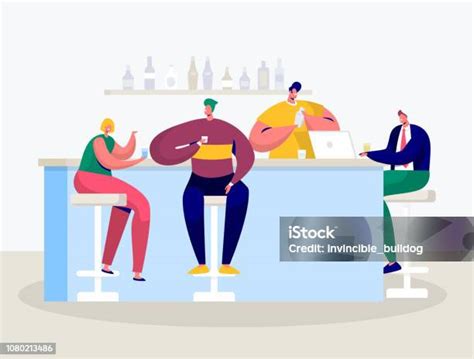 젊은 남자와 여 자가 문자 바에서 마시는 술집에서 노트북에 사업가 작동 합니다 친구 알코올 칵테일을 마시는 카페에 걸려입니다