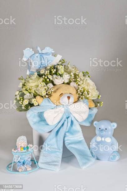 갓 태어난 여자 아기 또는 소년을 위한 꽃다발 아이를 위한 꽃 구성 선물 0명에 대한 스톡 사진 및 기타 이미지 0명 구도 꽃 나무 Istock