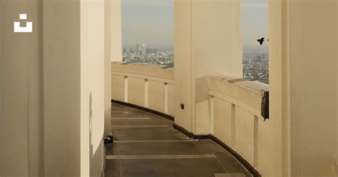 건물 꼭대기로 이어지는 아치형 통로 사진 Unsplash의 무료 로스 앤젤레스 스카이 라인 이미지