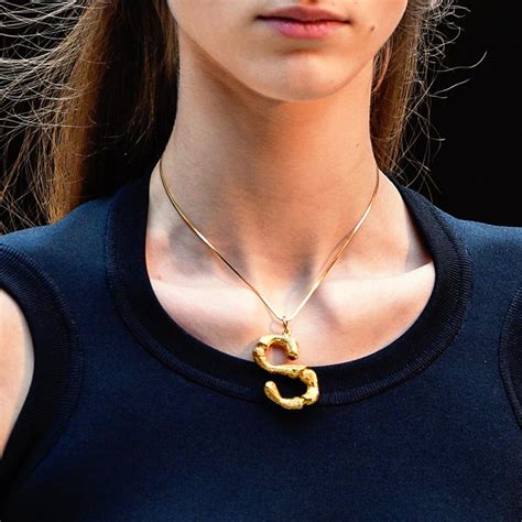 Schmuck Mit Initialen Diesen Schmuck Trend Tragen Alle Fashion Girls Cosmopolitan