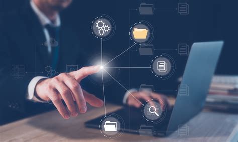 문서 관리 시스템 컴퓨터 랩톱 폴더 문서 아이콘 Erp와 기업의 지식 및 문서에서 작업하는 사업가 기업 비즈니스 기술 보안에