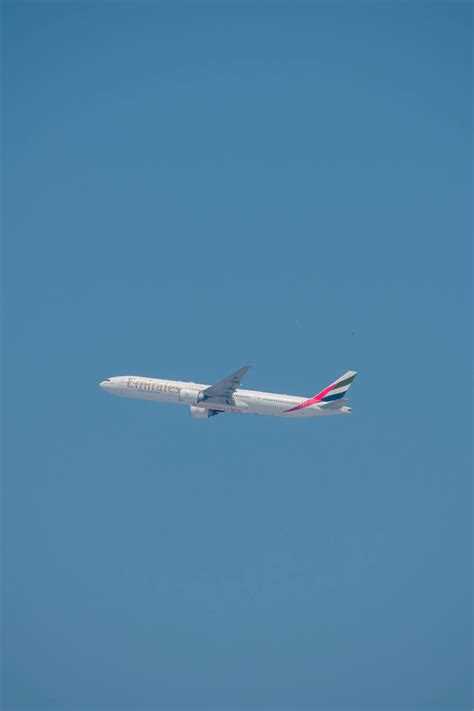 공적 공중 교통 국제선 글로벌 여행 꼬리 날개 날으는 낮 높은 고도 맑은 날씨 맑은 하늘 보잉 비행 비행 경로 비행기 비행기 여행 빈 하늘