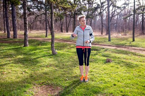 피트 니스 스포츠 교육 공원 및 라이프 스타일 개념여자 점프 로프 야외와 운동 가냘픈에 대한 스톡 사진 및 기타 이미지 가냘픈 건강한 생활방식 근육질 체격 Istock