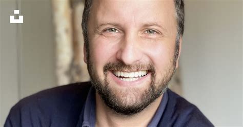 수염과 파란 셔츠를 입은 남자 사진 Unsplash의 무료 사업 이미지