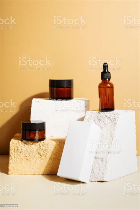 모이스처라이저크림 항아리 유리 병에 담긴 세럼 베이지 색 배경의 화이트 박스 항아리와 병을 엽니다 공간을 복사합니다 스킨뷰티 제품 세트 개체 그룹에 대한 스톡 사진 및 기타