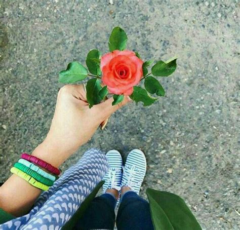 عکس پروفایل دختری گل در دست پروفایل گرام