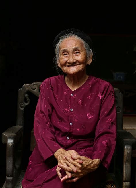 전통 의상을 입은 베트남 노인 여성 · 무료 스톡 사진