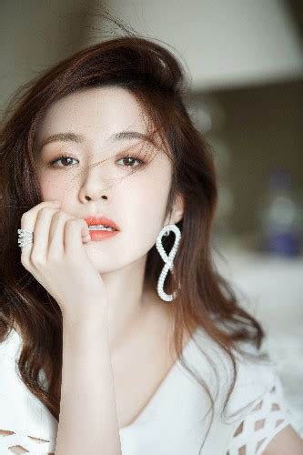 电视剧《老酒馆》定档 演员王晓晨白色露肩裙出席尽显曼妙好身材凤凰网
