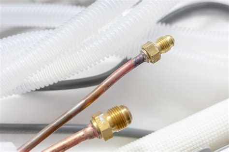 노동자는 에어컨을 설치 하는 준비 중입니다 가스 순환 튜브의 정류입니다 수리 유지 보수 사무실에서 에어컨의 진단 0명에 대한 스톡 사진 및 기타 이미지 Istock