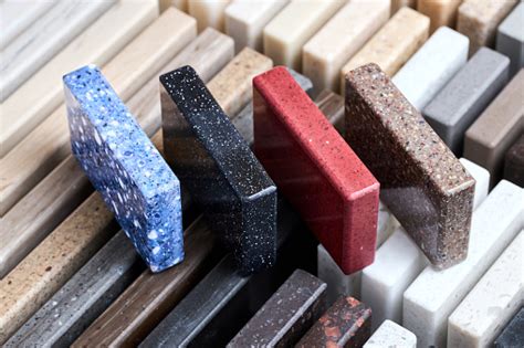 도자기 4 개의 석기 사각형 샘플이 부엌 조리대에 놓여 미래의 주방 외관 외관의 예입니다 석재 조리대를 위한 천연 화강암 대리석 석영의 샘플 석판이 닫힙니다 다중 색상에