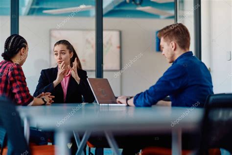 Un Equipo De Programadores Exitosos Se Sienta En Una Oficina De