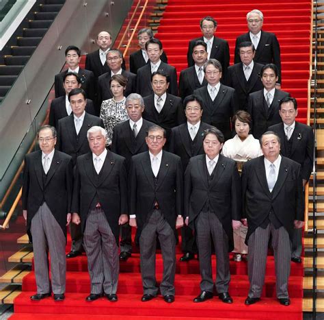 日媒：内阁合影时石破茂被指“露肚子”引日本网民嘲讽，日本政府悄悄“p图”日本石破茂日本政府新浪新闻