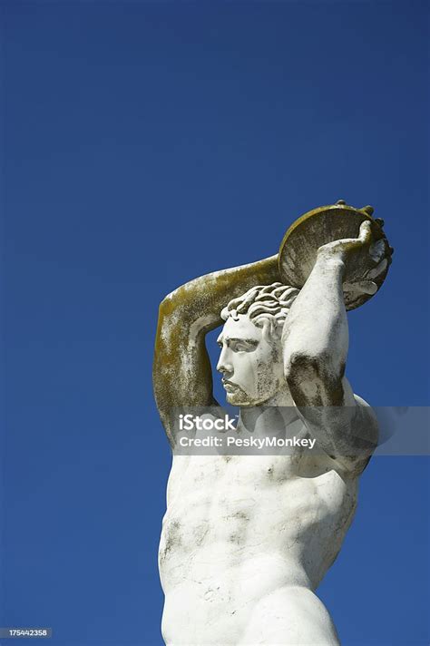황후상 있는 올림픽공원 원반던지기 던지는 사람 하얀 대리석으로 원반던지기에 대한 스톡 사진 및 기타 이미지 원반던지기 조각상 개인 경기 Istock