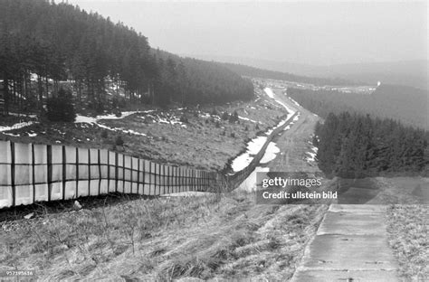 Metallgitterzaun Und Kolonnenweg Der Ddr Grenzanlagen Im Oberharz Im News Photo Getty Images