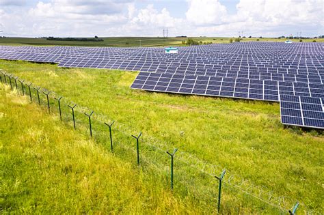 주변의 보호 와이어 울타리가있는 녹색 필드에 태양 광 발전소의 공중 보기 청정 생태 에너지를 생산하기위한 전기 패널 0명에 대한 스톡 사진 및 기타 이미지 Istock