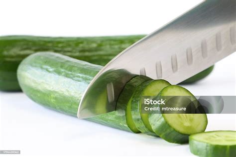 부엌 칼 절단 오이 조각 전체 과일 및 녹색 피부 흰색 살 및 흰색 씨앗 흰색 배경 전경에 초점을 표시하는 조각의 전체 프레임 이미지 갈색에 대한 스톡 사진 및 기타 이미지