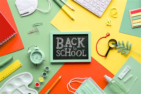 다시 학교로 코로나 전염병 검역 후 학교 재개 코비드 항원 빠른 테스트 의료 마스크 고정 컴퓨터 키보드 레이어드 컬러 용지 배경에 플랫 레이 0명에 대한 스톡 사진 및 기타