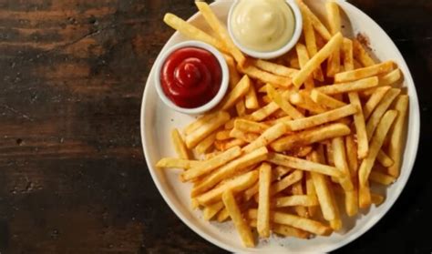 Рецепт ароматної картоплі фрі у духовці Читайте на Ukr Net