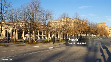 베 르 가모 이탈리아입니다 이탈리아에서 가장 아름 다운 도시 중 하나입니다 도심의 가장 유명한 보행자 길 따라 보기 라는 Il Sentierone 건물 정면에 대한 스톡