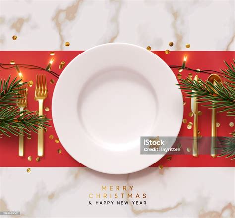 빨간 배경에 황금 칼 붙이와 크리스마스 접시 설정 새해 휴일 크리스마스 장식과 함께 축제 디자인 사실적인 3d 개체가 있는 테이블 배치 포스터 벡터 일러스트 레이 션 0명에