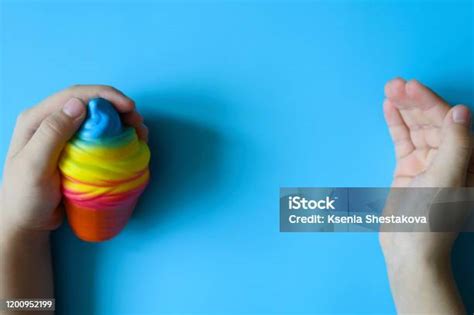 파란색 배경에 아이들의 손에 여러 가지 빛깔의 아이스크림의 형태로 안티 스트레스 Squishy 장난감 개념에 대한 스톡 사진 및 기타 이미지 Istock