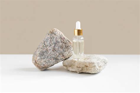 하얀 빈 화장품 병 돌 연단에 말린 허브 자연 스킨 케어 Spa 뷰티 제품 디자인 미네랄 유기농 화장품 모형 베이지 색 배경 얼굴과 몸 치료 정면보기 목욕 소금에 대한 스톡