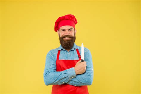 새로운 맛을 상상해 보십시오 행복한 얼굴로 성숙한 힙스터 만족 수염 요리사 앞치마에 잔인한 정육점 최고의 메뉴 제공 자신감 수염 행복한 요리사 레드 유니폼 칼로 잘라낸 남성