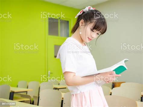 미소와 함께 교실에서 책을 읽고 학교 유니폼 일본 스타일 아름 다운 아시아 여자 학생의 초상화 갈색 머리에 대한 스톡 사진 및 기타 이미지 Istock