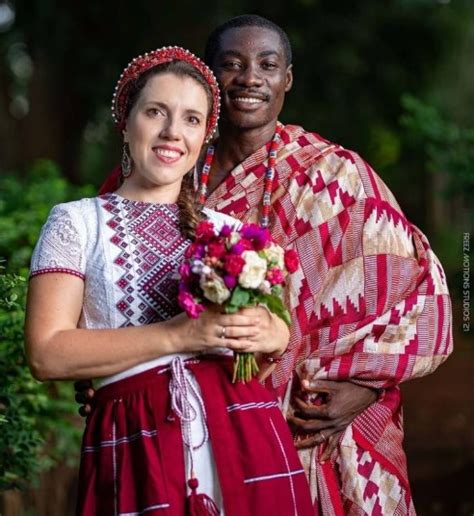 Une Jeune Fille à La Peau Claire Sest Rendue Dans Une Province Africaine Et A épousé Un