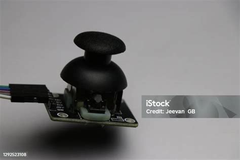 서보 모터를 제어하는 다양한 전자 프로젝트에 사용되는 아날로그 조이스틱 모듈 Brand Name Video Game에 대한 스톡 사진 및 기타 이미지 Brand Name