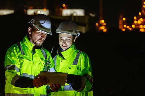 야간 근무 산업 노동자 검사 공장 고가시성 헬멧 운영 안전 토론 서비스 산업 팀워크 정유 공장 유지 보수 건설 산업 근로자 시설 엔지니어 25 29세에 대한 스톡 사진 및