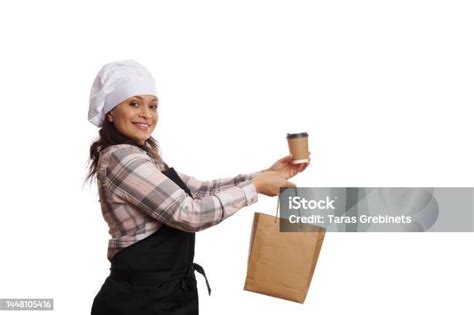 요리사 모자와 앞치마를 입은 웃는 여자 웨이트리스 재활용 가능한 종이 봉지와 테이크아웃 뜨거운 음료 흰색 배경 개념에 대한 스톡 사진 및 기타 이미지 Istock