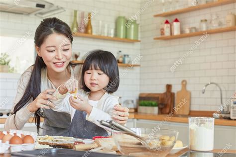 어린이 나이 엄마 딸 가족 가정주방 주방 요리하기 도우 갈아서만든음식 미소 행복 이미지 Jv12005608 게티이미지뱅크